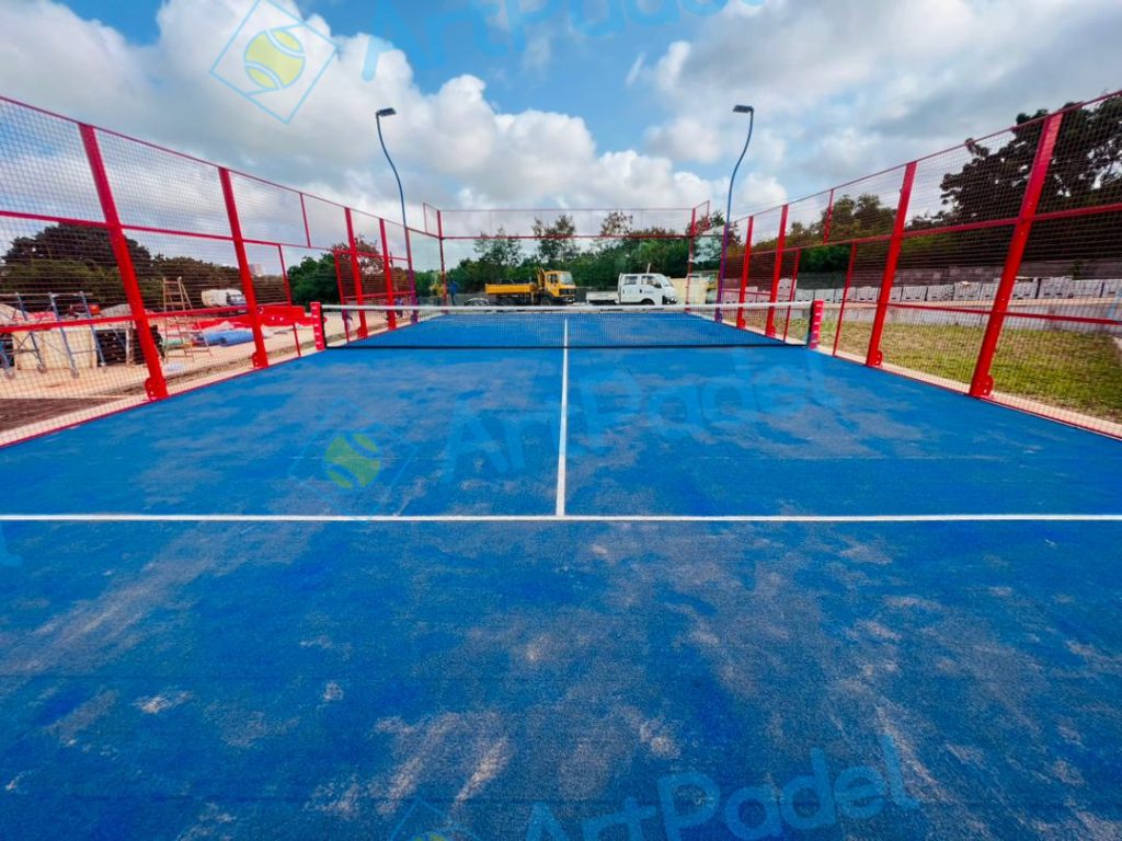 Why is there sand on the padel courts? - Art Padel